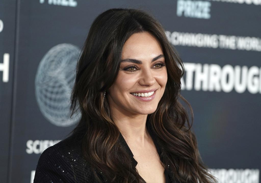 Η Μίλα Κούνις με see-through πουκάμισο στο κόκκινο χαλί, απογειώνει την sexy-chic εμφάνιση | BOVARY